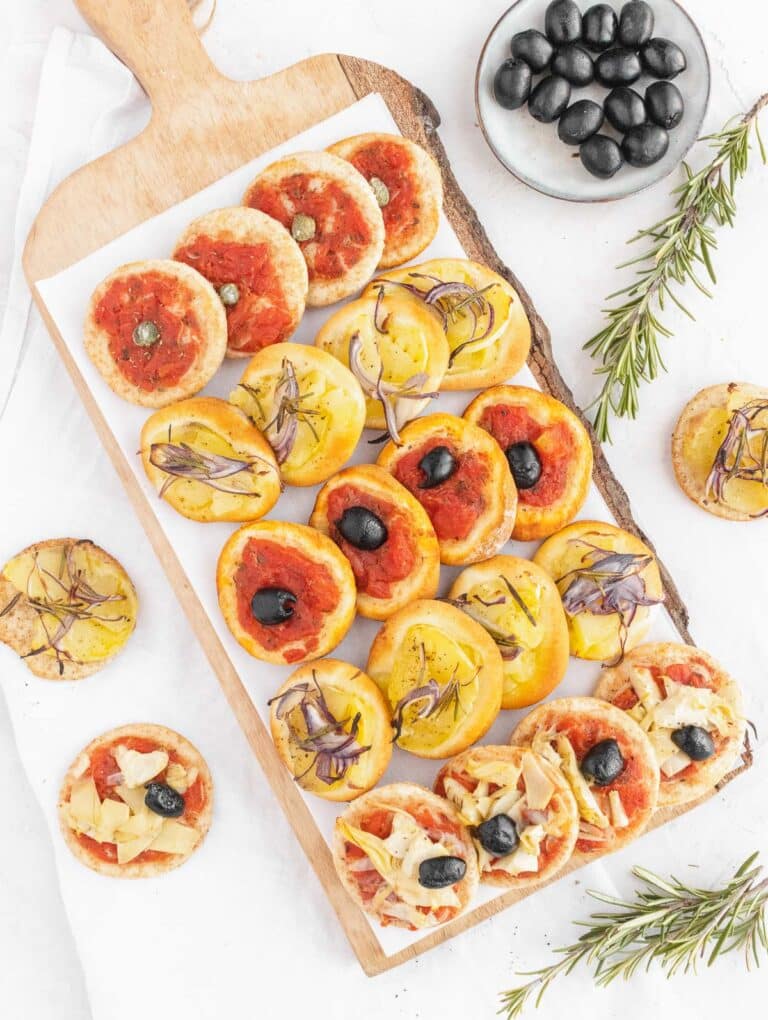 Mini pizzas - Fun and crunchy pizza biscuits - The Plant Based School